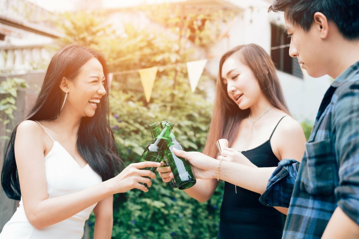Legendas para fotos no happy hour: alegre as redes sociais!