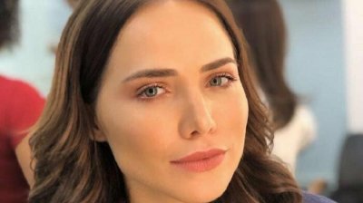 Giulia Gayoso. A atriz que saiu de São Paulo para viver um sonho.